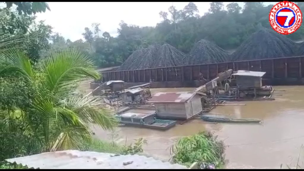 Insiden Kapal Tongkang pengangkut batu bara menabrak lantang di Desa ...