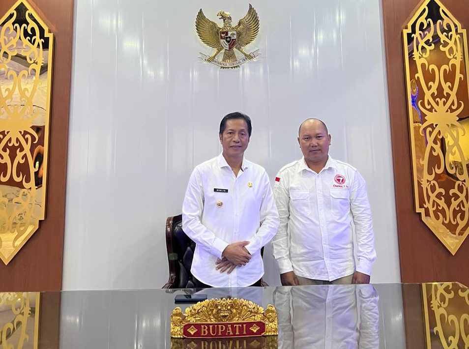 PJ Bupati Barito Utara memberi himbauan kepada jamaah menuju acara ...